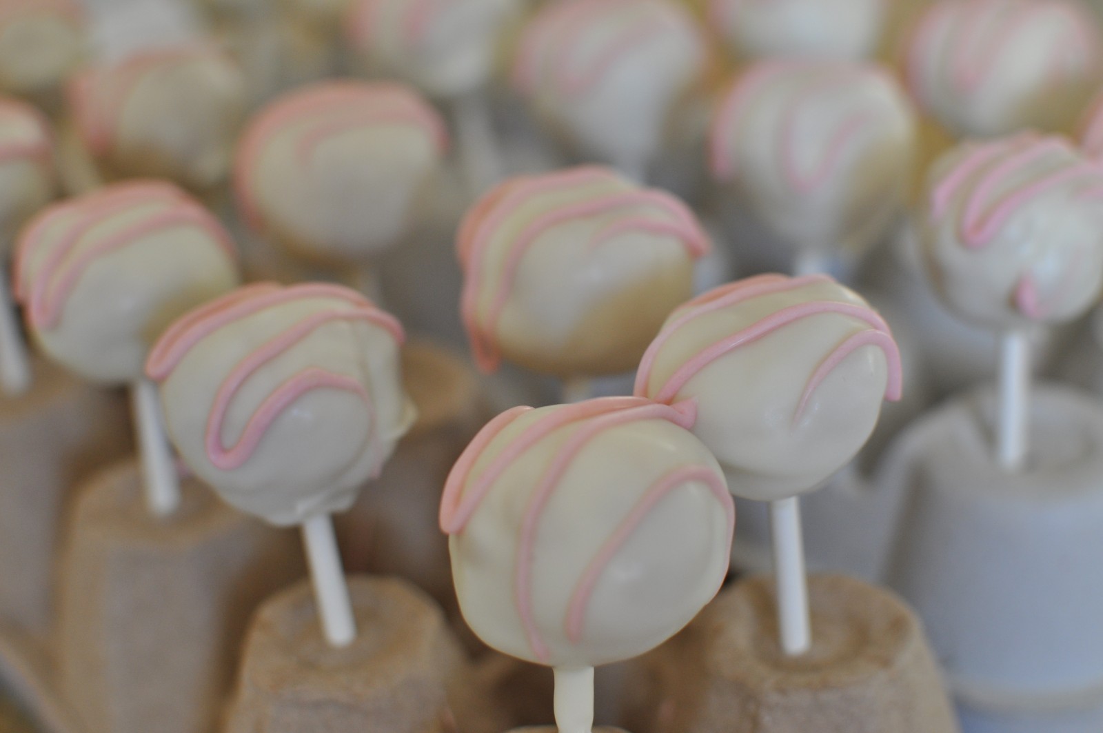 Easy peasy white chocolate pink cake pops - Claire K Creations