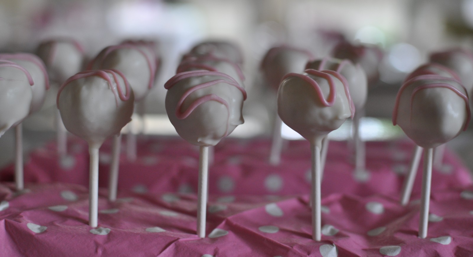 Easy peasy white chocolate pink cake pops - Claire K Creations