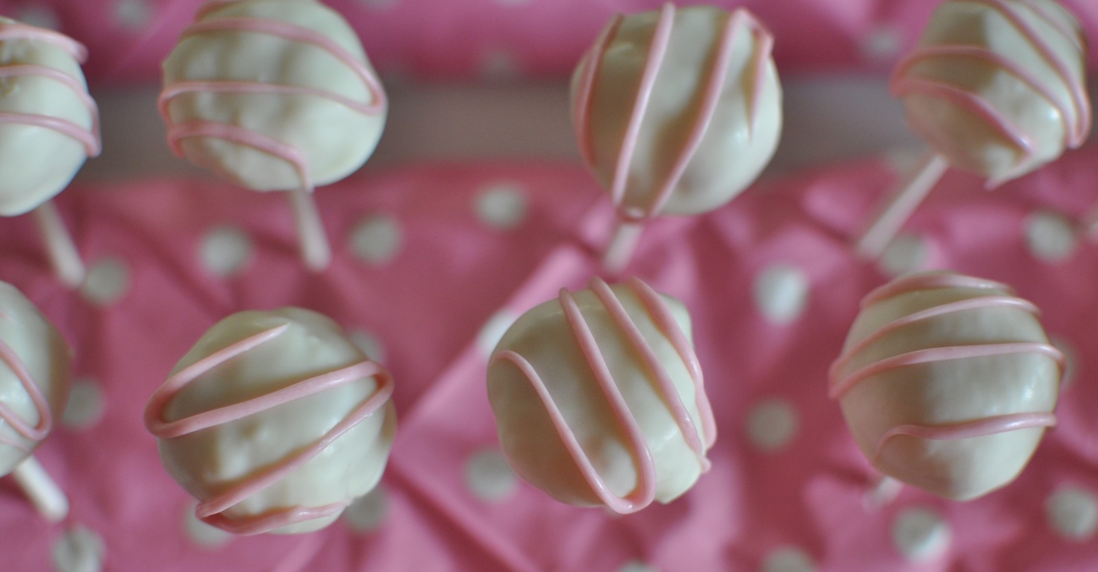 Easy peasy white chocolate pink cake pops - Claire K Creations