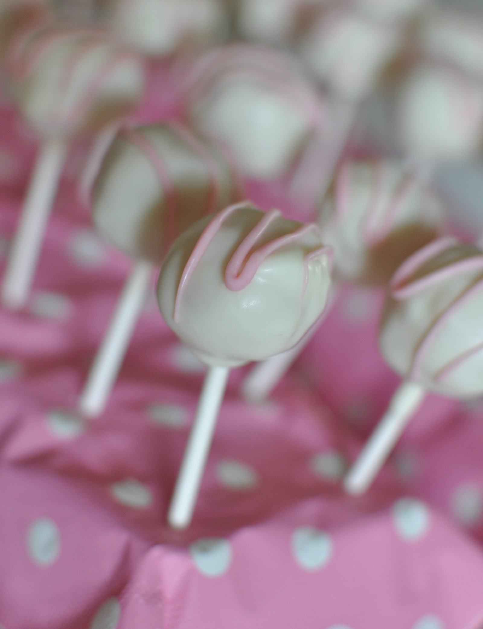 Easy peasy white chocolate pink cake pops - Claire K Creations
