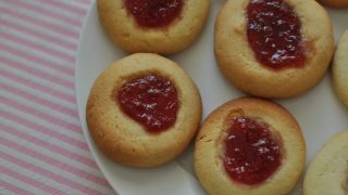 Best raspberry ripple cake (simple recipe)