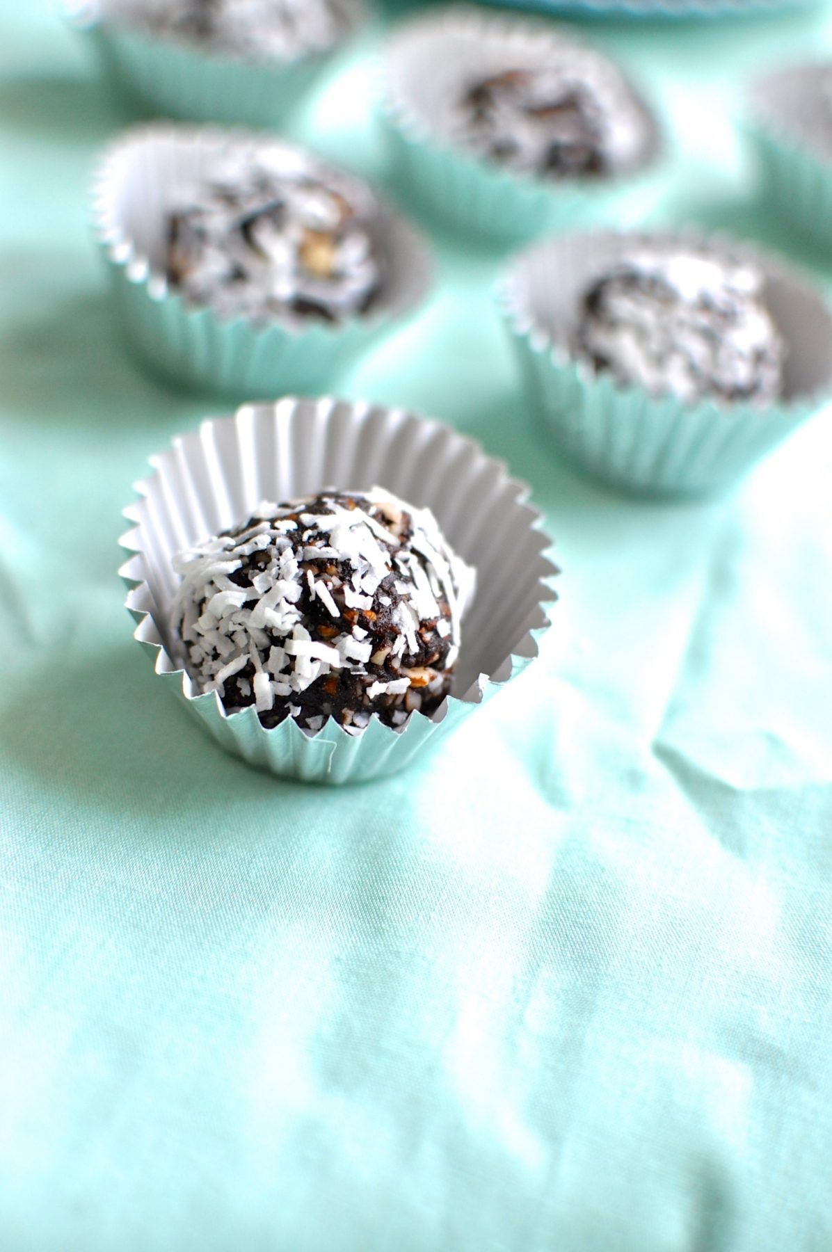 Paleo chocolate almond truffles - vegan, gluten & dairy free