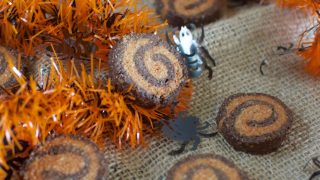 Brain pinata cake filled with bloody maggots - Halloween dessert