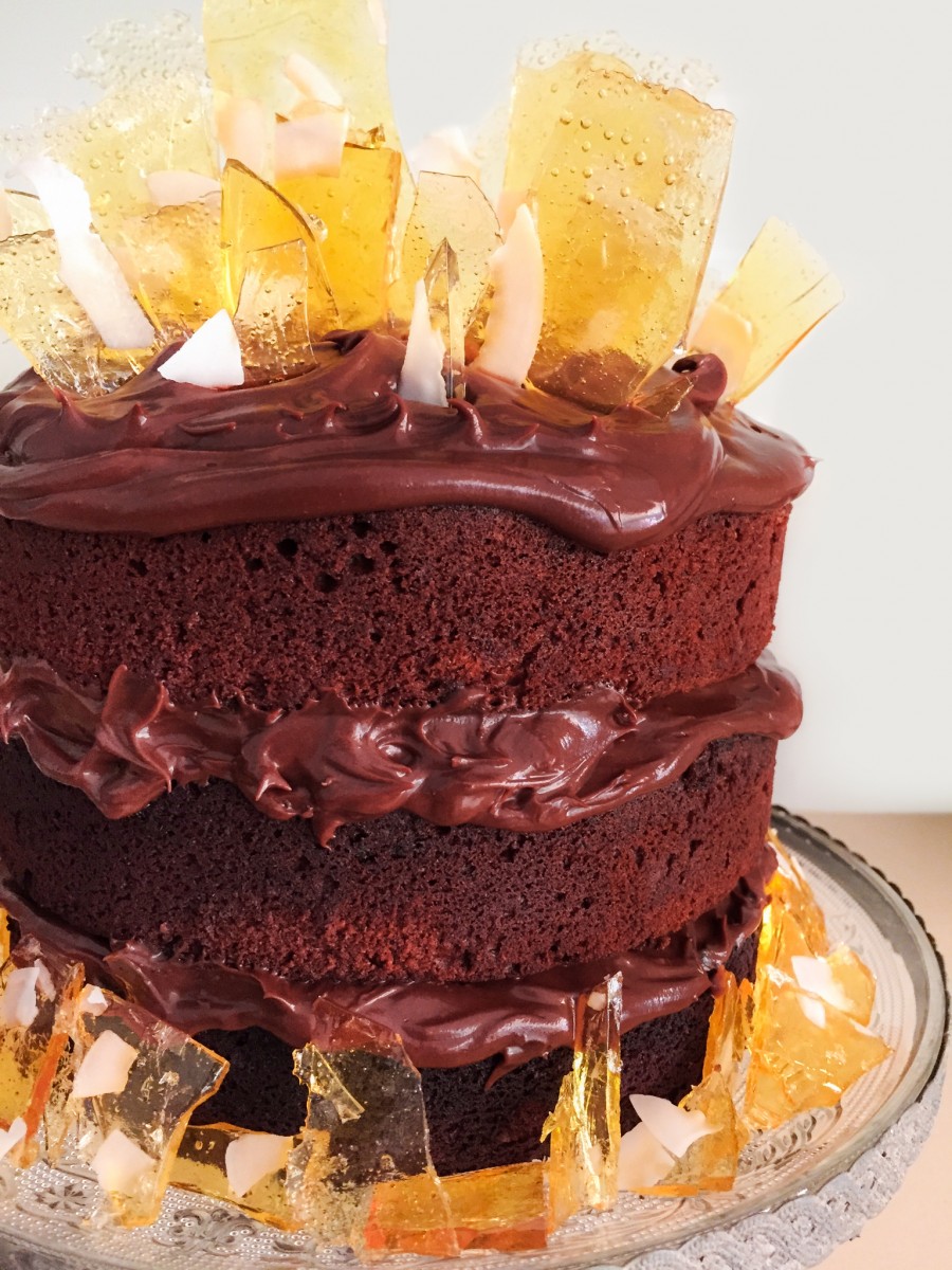 Chocolate rum + raisin cake with praline topping