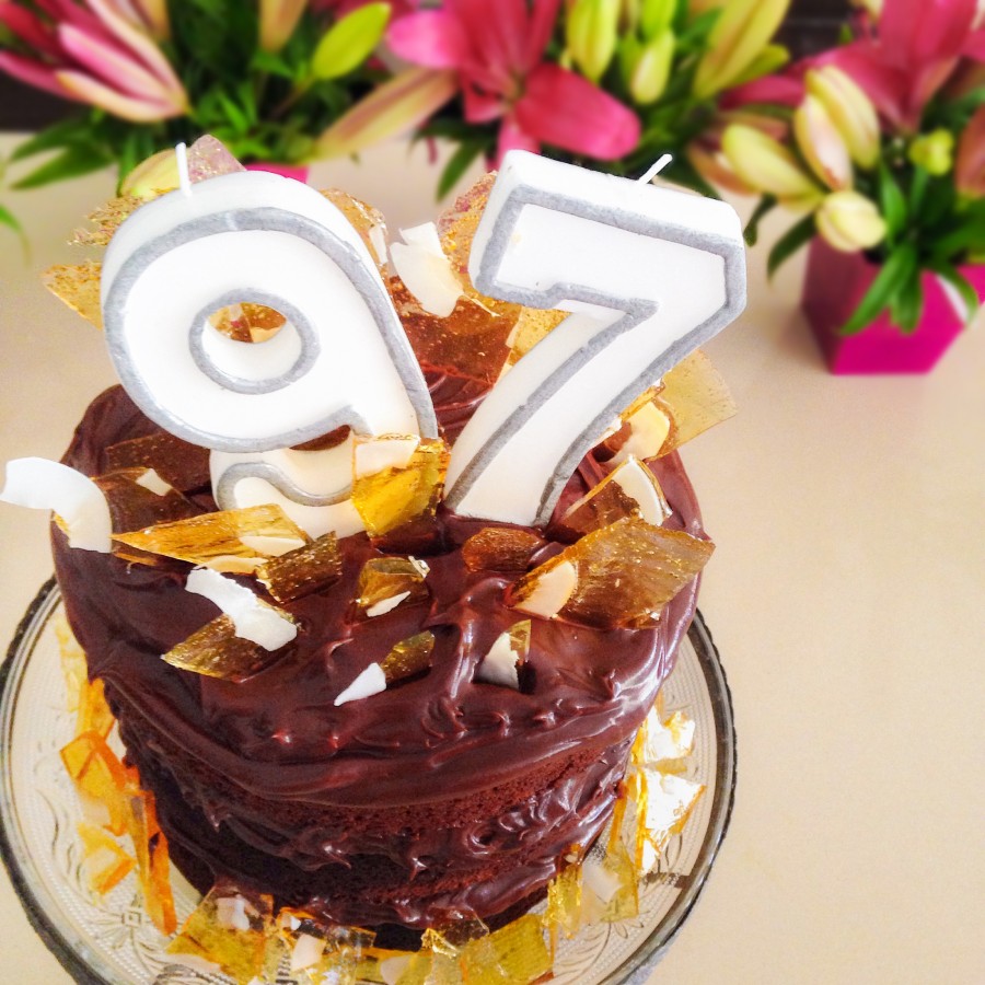 Chocolate rum + raisin cake with praline topping