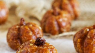 Brain pinata cake filled with bloody maggots - Halloween dessert